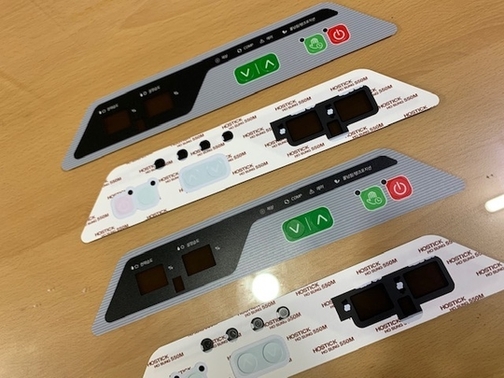 렉산명판 실크인쇄로 전자기기 앞면에 부착하실 수 있는 Pc스티커 렉산스티커 Pc명판 등은 칼금형을 제작하여 사이즈가 꼭 맞는