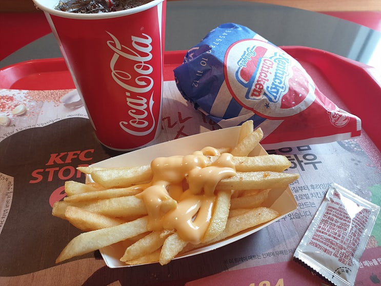 KFC 켄터키 치킨 버거 먹어봄 – 이게 정말로 미국을 뒤흔든 맛? 한국 사람들한텐 엄청 익숙한데? : 네이버 블로그