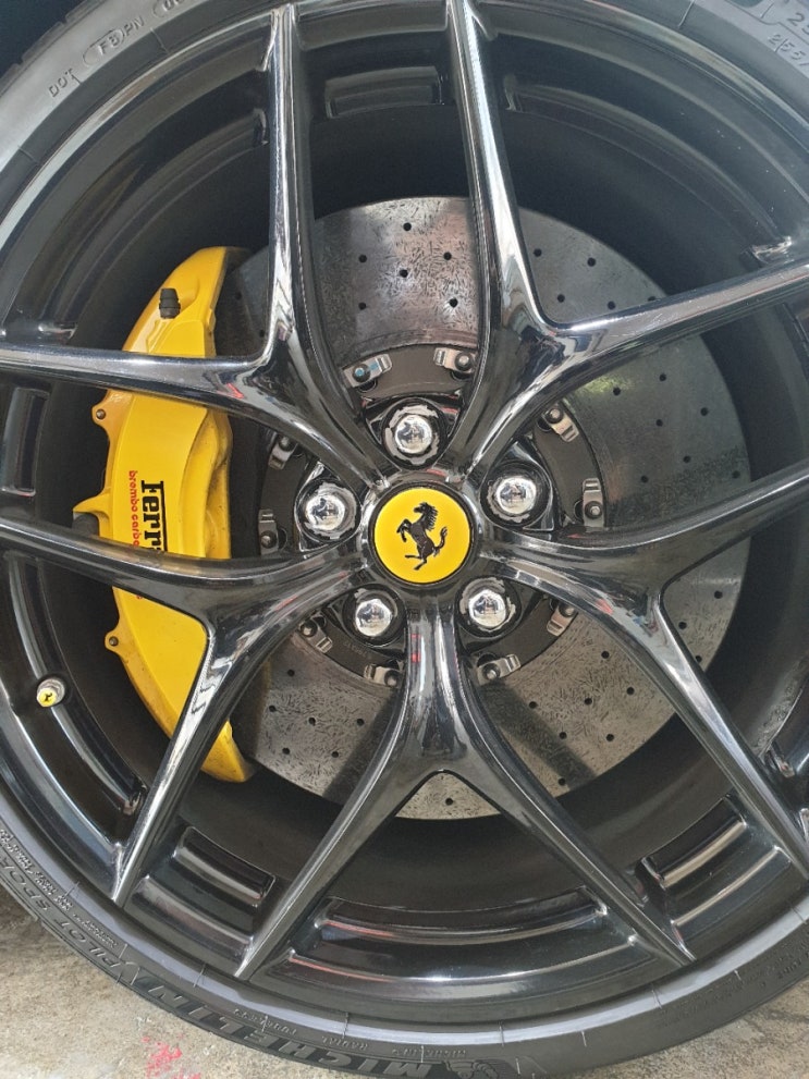 스티커 감탄 ! [부제 : Ferrari Berlinetta F12 CCM Brakes] : 네이버 블로그