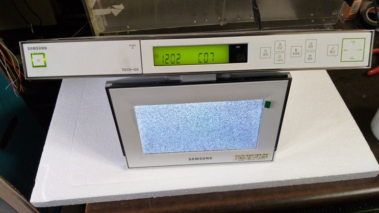 딸깍거리며 켜졌다 꺼졌다를 반복하는 삼성중공업 SAMSUNG 바하 BAHA BHKP-1701/K2 천안 초원 아파트 주방 TV ...