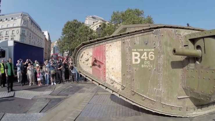 영국군의 MK1 탱크와 아르마딜로를 합성시킨 영국 ELP 그룹의 TARKUS 앨범-Armadillo with the ...