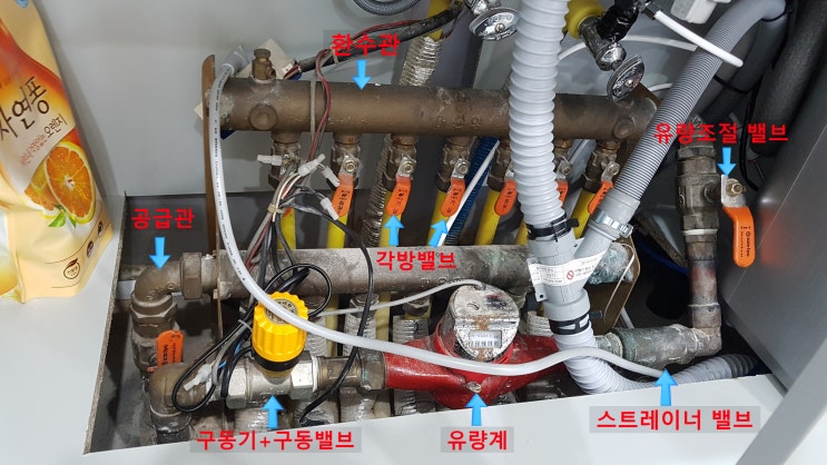 오늘 포스팅은 서울시 구로구 구로동 신도림 태영타운 아파트의 난방배관 청소 및 디지탈 실내온도 조절기 교체작업을 살펴보도록
