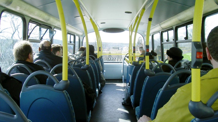 [헷갈리는 영어표현]_In the bus VS. On the bus? : 네이버 블로그