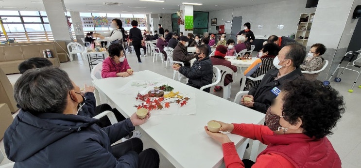 부산사상구노인복지관련 재가주간보호센터 모라동 효심주간보호센터 치매활동형인지재활프로그램 다도예절 가을국화차 네이버 블로그