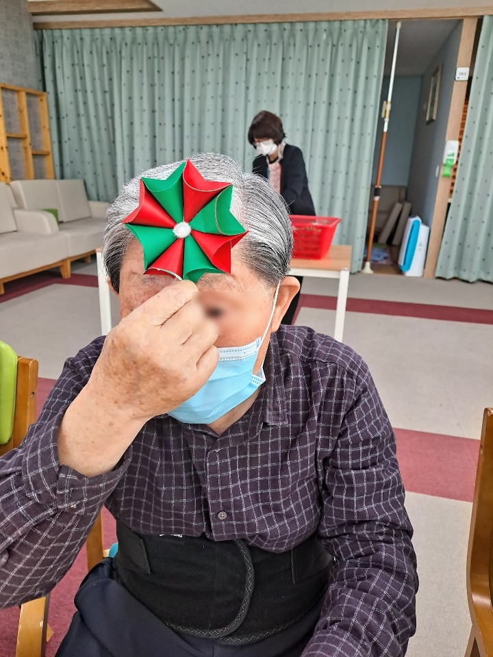 시니어데이케어 주은 청주센터 청주주간보호센터미술프로그램크리스마스모빌만들기소근육운동 청주노인주간보호센터 네이버 블로그