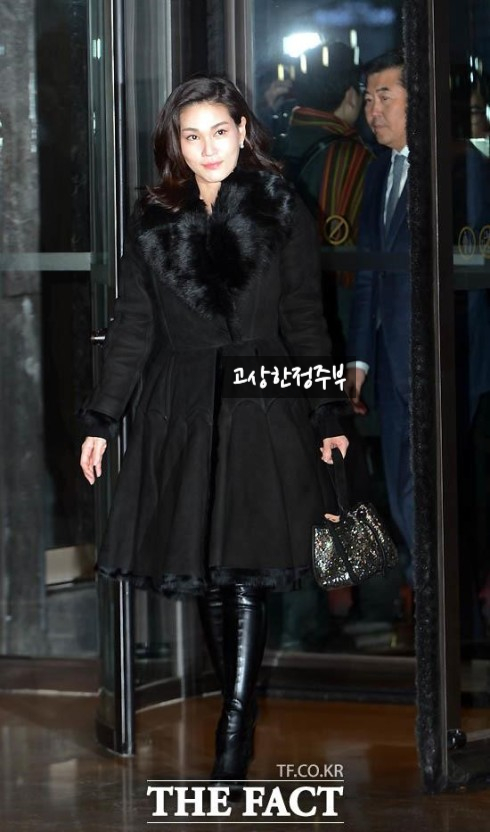 이서현 가방 알라이아 버킷백 레어템 150만원 할인 알라이아 펀칭백 직구가 진리 네이버 블로그