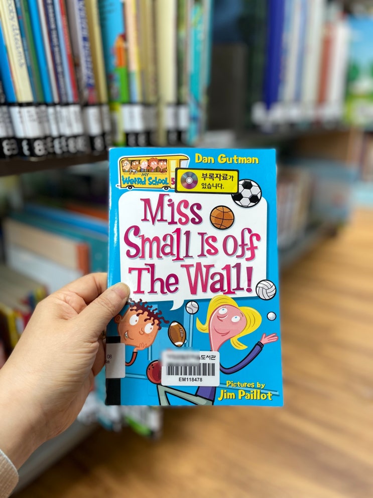 영어 원서 초급용 추천 My Weird School 5: Miss Small Is Off the Wall feat. 교보샘 7. ...
