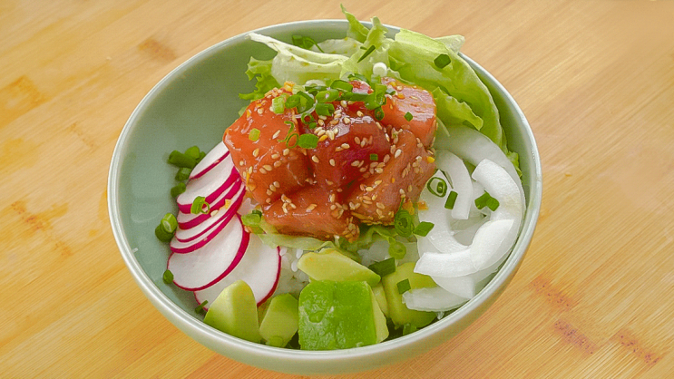 맛있는 하와이안 참치포케 만드는 법입니다 근데 이제 간장 소스와 스리라차 마요네즈 소스를 곁들인 네이버 블로그