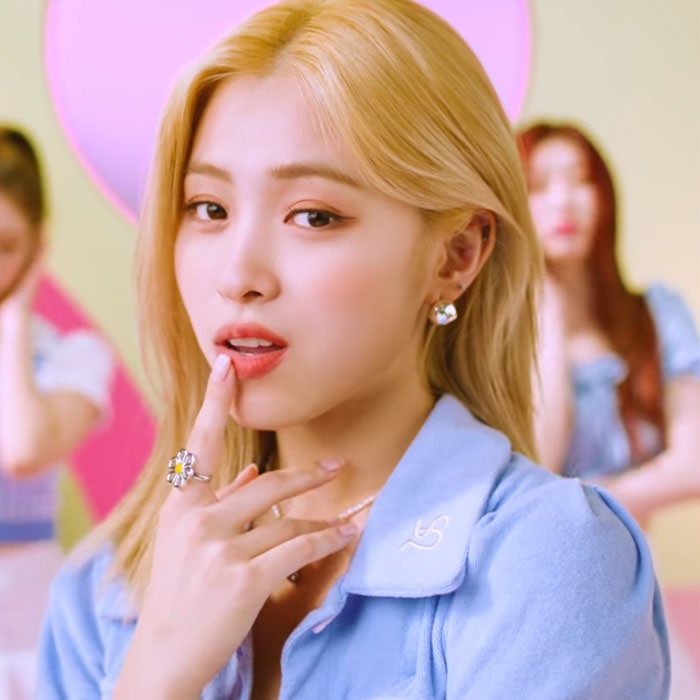 가수 ITZY 멤버 류진의 착용 사진입니다. : 네이버 블로그