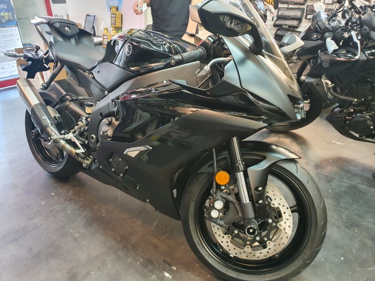 2020 R6 블랙 신차 출고 아크라포빅 레이저각인 프로모션 : 네이버 블로그