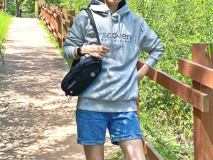 디스커버리 후드티 슬링백 코디 여성 등산힙색 딱 좋은 아이템 네이버 블로그