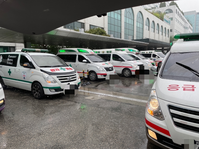 김포공항 🛩 에서 아산병원 응급실 🏥 로 응급환자이송 🚑 2시간째 대기중 🚑 송파구사설구급차 🚑쿱3119응급