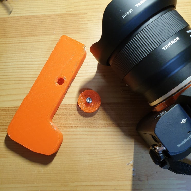 나의 첫 미러리스 풀프레임 카메라 소니 알파 A7 II (A7M2)(3) : 갈 곳을 잃은 새끼손가락을 위한 보조 그립 3D ...