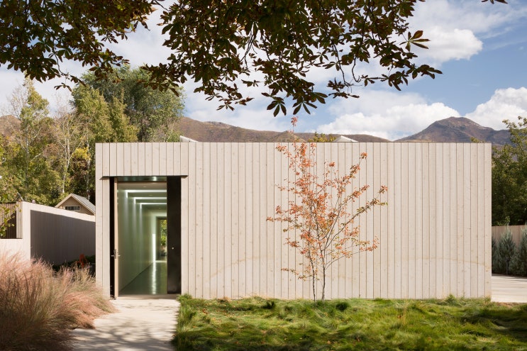 멘티가 설계한 멘토의 집! 안으로 열린, 중정형 지속 가능 주택, Host House by Kipp Edick and ...