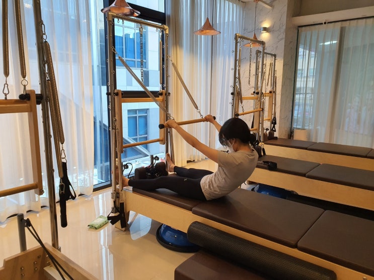 오창필라테스 캐딜락에서 롤다운and롤업복부 힘이 없는 분들을 위한 동작 에비뉴필라테스 네이버 블로그