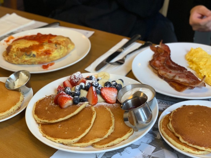 신사 가로수길 맛집 미국식 팬케이크 맛집 계절과일 팬케이크🥞와 오믈렛 그리고 베이컨에그🥓🥚 네이버 블로그