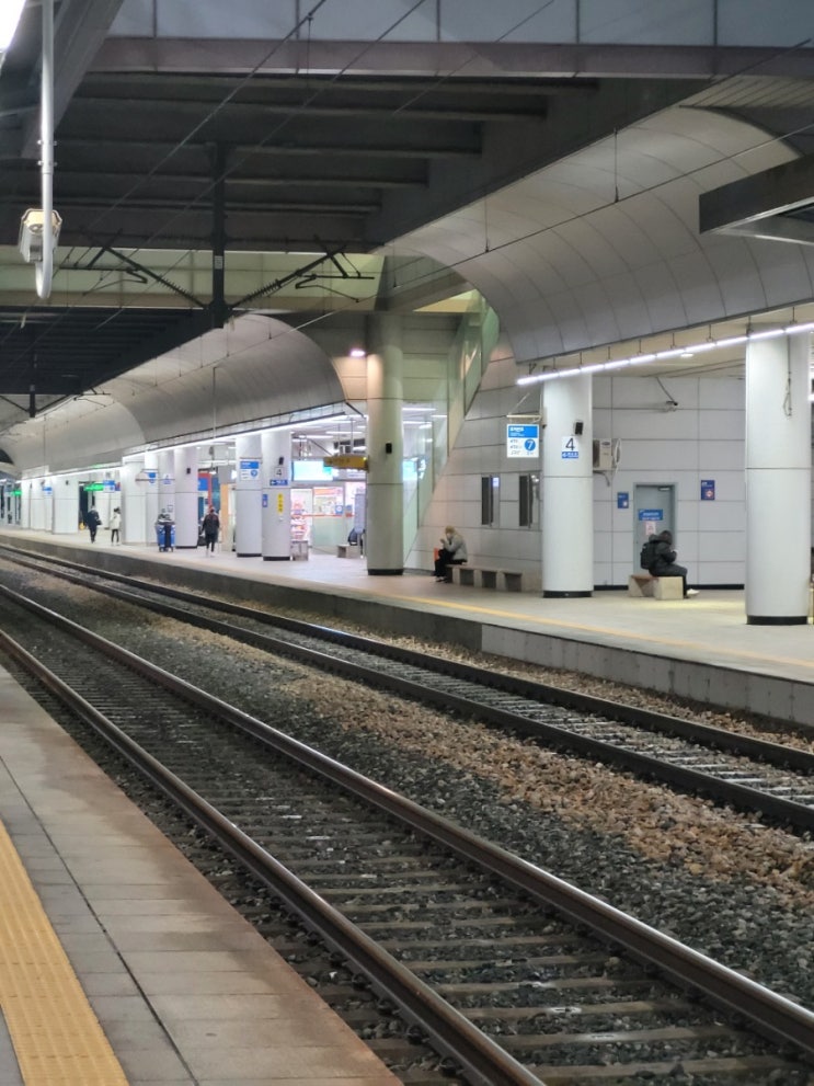 대전역에서 KTX 하차 시 바로 대합실로 가는 계단과 맞닿은 KTX호차 : 네이버 블로그