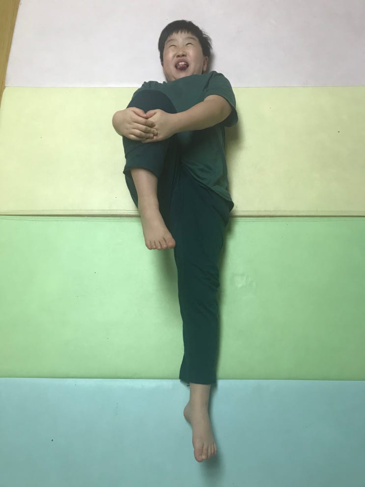 10살 어린이 자세교정을 위한 집에서 하는 스트레칭 골반교정 안짱다리교정 발목아치교정 코어강화 네이버 블로그