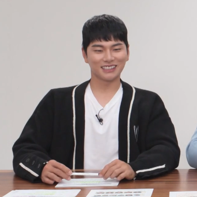 로이나인[이이경]-SBSplus 나는솔로 블랙 라인 소매단추 가디건 패션 : 네이버 블로그