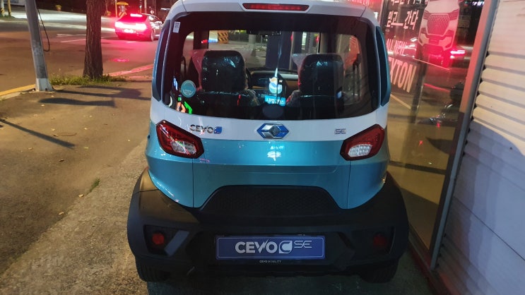 쌍용차 매장밖에 보이는 캠시스 cevo-c se 차량 : 네이버 블로그