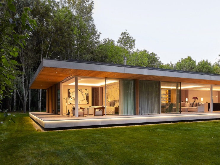노후의 삶을 위한 단층 전원주택! 미스 반 데어 로에의 판스워스 하우스를 닮다. Yoo Forest House by ...