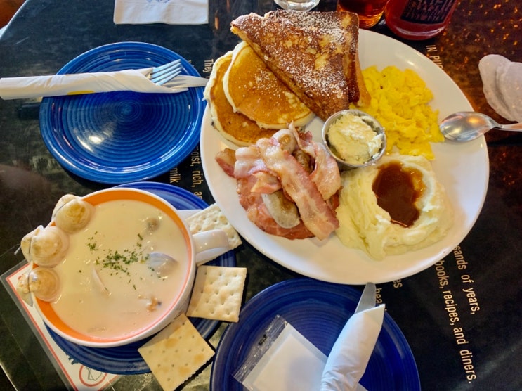 강남 미국식 브런치 팬케이크 명불허전 버터핑거팬케익스 스플릿 디시전 플레이트 And 클램 차우더 조개 수프 Feat 메뉴추천