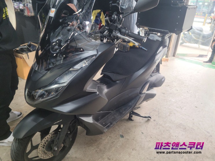 21pcx 이소타 미들스크린 장착 파킹브레이크 사이드클립 파츠앤스쿠터 알투엠모터스 네이버 블로그