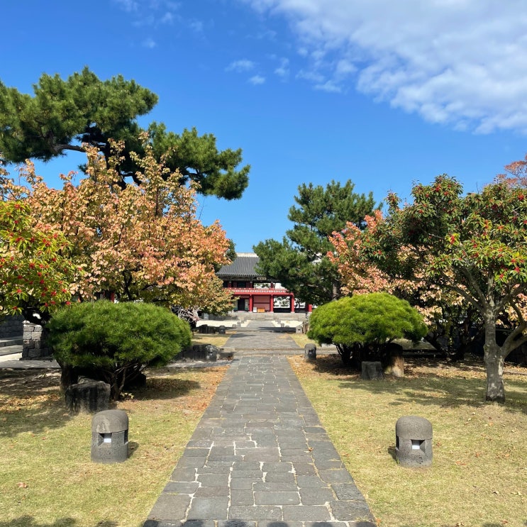 가볍게 산책하기 좋은 도심과 가까운 제주의 관광지 '관덕정' : 네이버 블로그