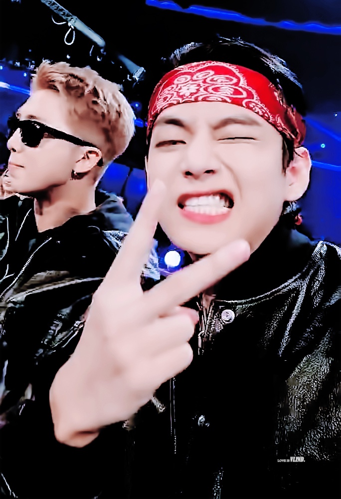 🔥Global Hot Guy🐯방탄소년단 뷔💜2021 AMA 휩쓴 ️The Man with the Red Bandana🌹구글트렌드 ...