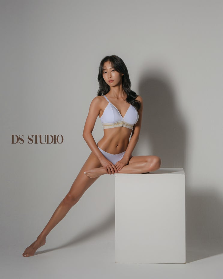 직장인 여자 바디프로필 후기 여자 바디프로필 팁 퓨어흰색 배경지 섹시 컨셉 여성스러운 컨셉 분위기 있는 바디프로필