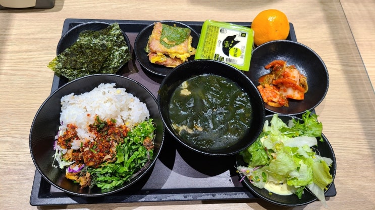 12월 겨울 특식 단체 급식 식단표 꼬막비빔밥 소고기미역국 반찬 너비아니깻잎전 연두부찜 파래김구이 배추김치 치킨텐더샐러드 칼로리