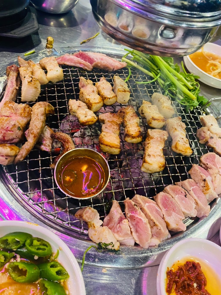 노량진 삼겹살 웨이팅 노량진역 맛집 고시생들 허기진마음 다독여주는 뼈삼겹갈비 다독이네 숯불구이미나리삼겹살and구워주는 고기집