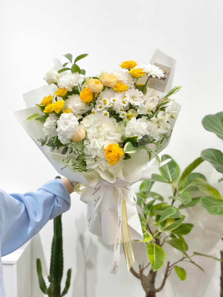 화이트and옐로우 컬러의 풍성한 꽃다발 강남꽃집 범계꽃집 카나비플라워 네이버 블로그