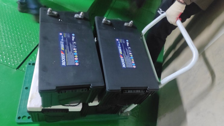 수원 이** 발전기반 무보수 배터리 RP12V200AH(200-12) 4개 교체 입니다 : 네이버 블로그