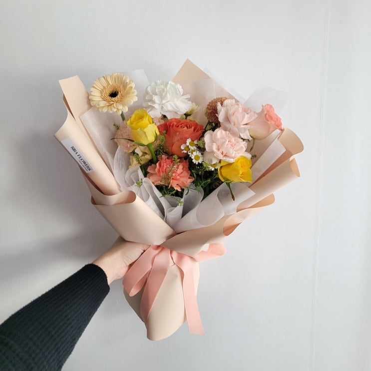 발랄한 색감의 옐로피치 꽃다발 합정역꽃집 홍대꽃집 서울대입구역꽃집 신림꽃집 리라플라워 네이버 블로그