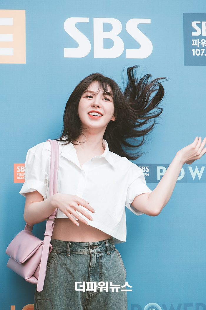 [레드벨벳 웬디] "제철 만난 미모" 5.18일 SBS FM 라디오 영스트리트 출근길 모습... : 네이버 블로그