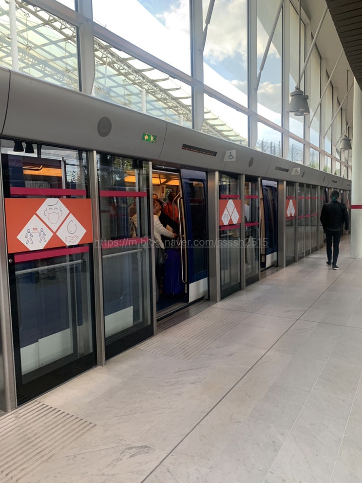 파리 샤를드골 공항에서 홀리데이 인 익스프레스 호텔 무료로 가는 법/무료셔틀/CDGVAL : 네이버 블로그