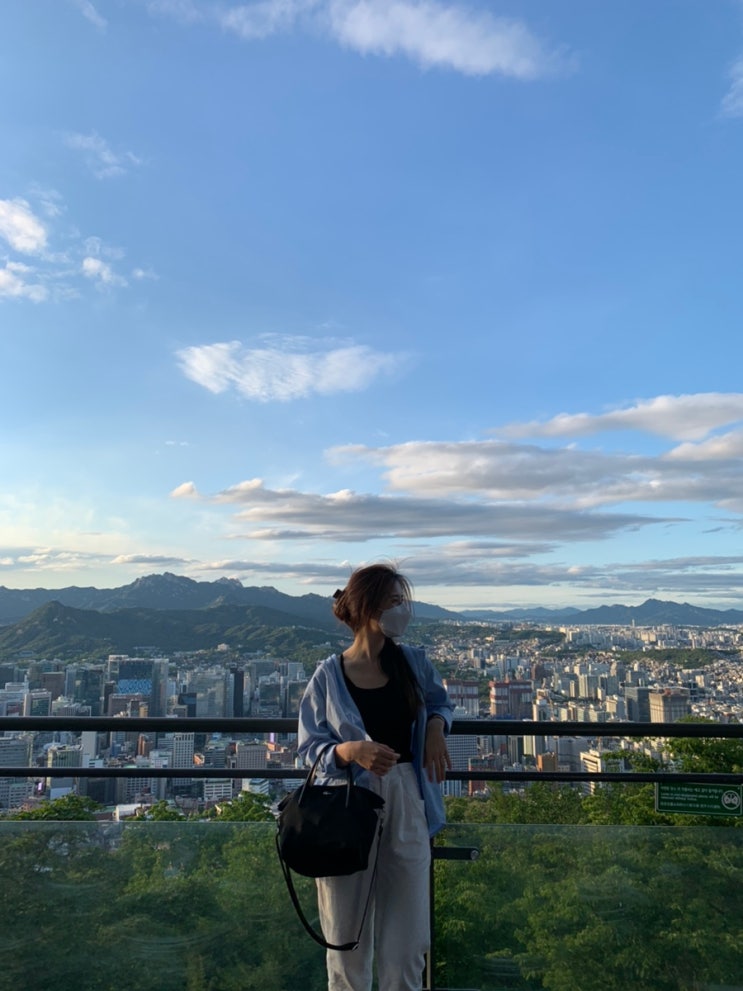 뚜벅이로 서울 남산타워 가는 법 최단코스 추천 회현역에서 계단으로 30분 오르고 01버스 타고 내려가기 남산타워 케이블카