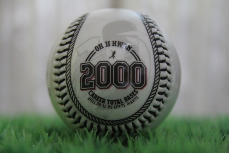 No.10 오지환 2000 Career Total Bases 기념구 : 네이버 블로그