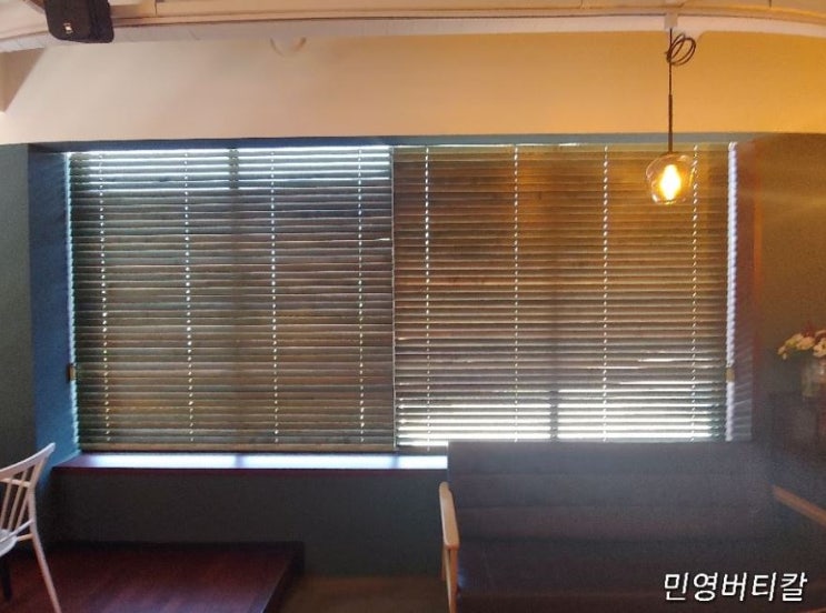 서울 서대문구 남가좌동 식당내부 우드블라인드 나무블라인드 설치 콤비 알루미늄 롤스크린 버티칼 버티컬 커튼 커텐 홀딩도어 자바라