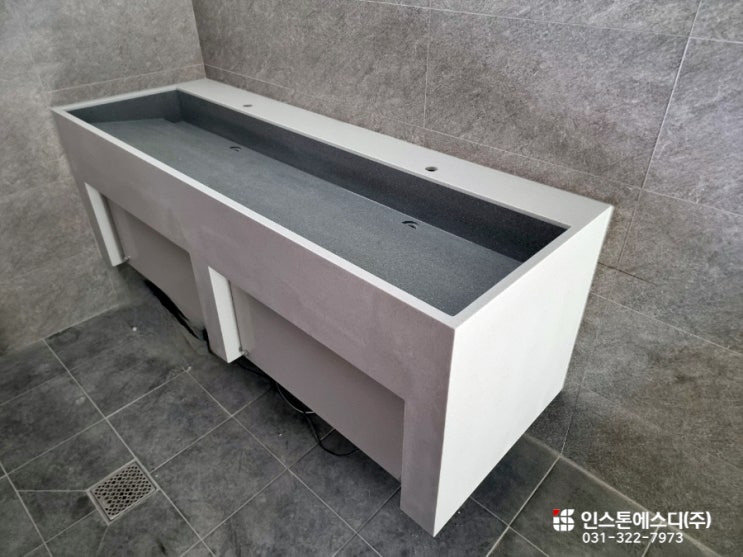 퀄리티 높은 공용화장실 세면대 빌딩 학교 관공서 자연배수식 일체형세면대 어느 공간에서나 잘 어울리는 디자인으로 제작