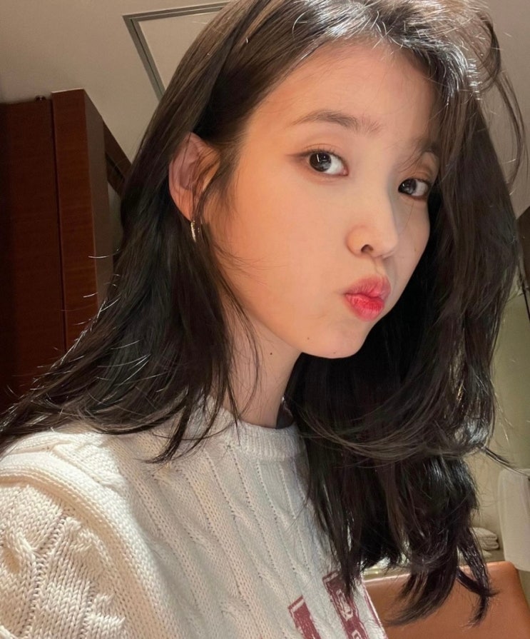 아이유 인스타업로드 이머리 너무 예쁘잖아 중단발 레이어드 허쉬컷 : 네이버 블로그