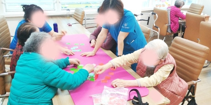 대전 주간보호센터 행복한실버케어 인지 활동 색깔판 뒤집기 네이버 블로그