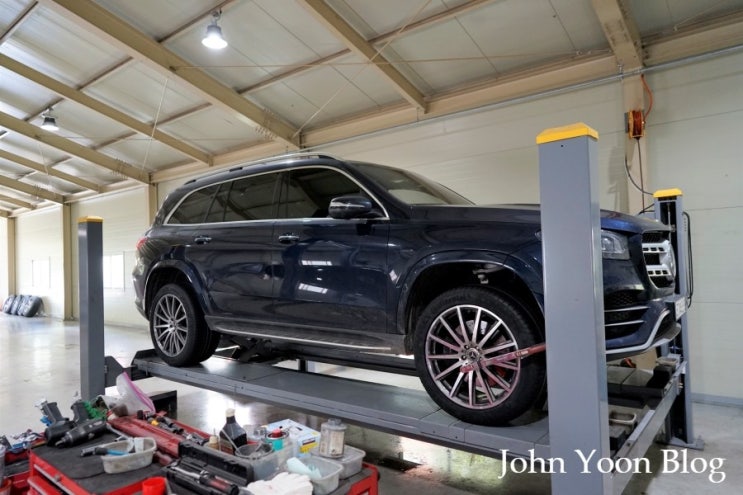 벤츠 GLS 580 콘티넨탈 325/40R22 285/45R22 타이어 교환 작업 : 네이버 블로그