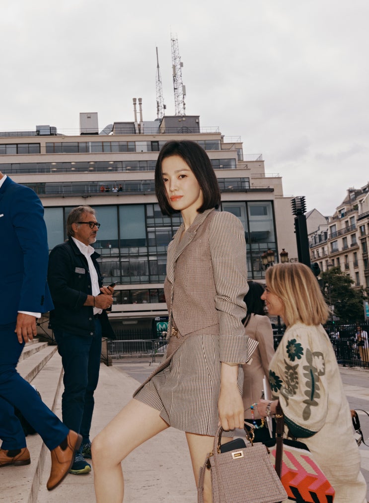 송혜교 펜디 Fw22 패션쇼 참석 And 공항패션 가방 정보 Fendi 미디엄 바게트 피카부 아이씨유 네이버 블로그