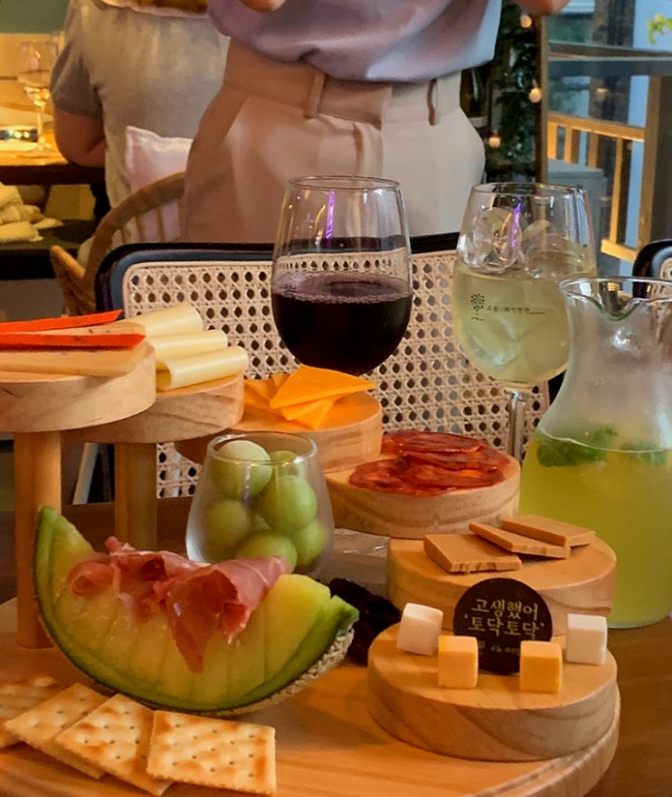 이대 술집 오늘 와인 한 잔 종강파티로 분위기있게 즐길 수 있는 와인 맛집 과일and치즈 플래터 모히또 샹그리아