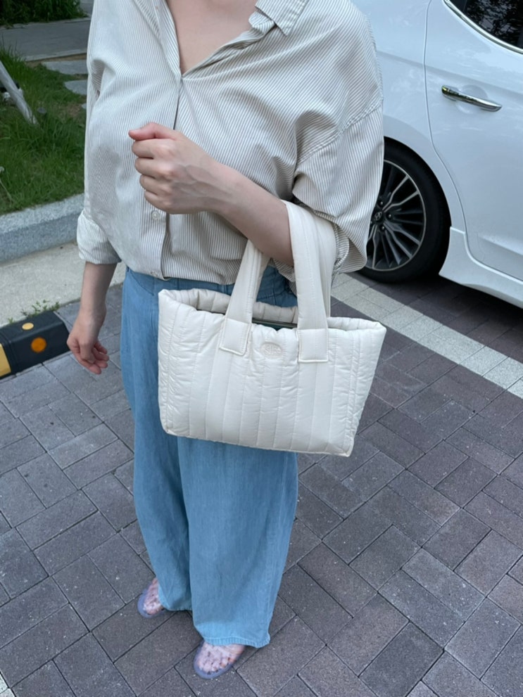 [Sienne]품절대란 시엔느 패딩백(크림), 아이패드 가방으로 추천!(패딩백 코디, 착용샷, 수납) : 네이버 블로그