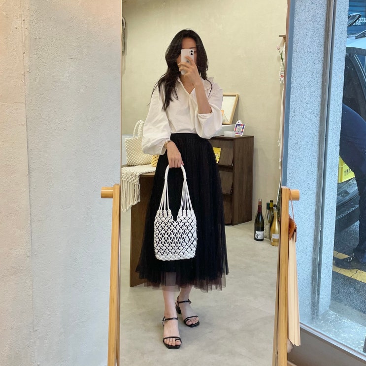 공방 출근룩 데일리룩 여성스러운 스타일 추천 샤스커트 블라우스 네트백 네이버 블로그