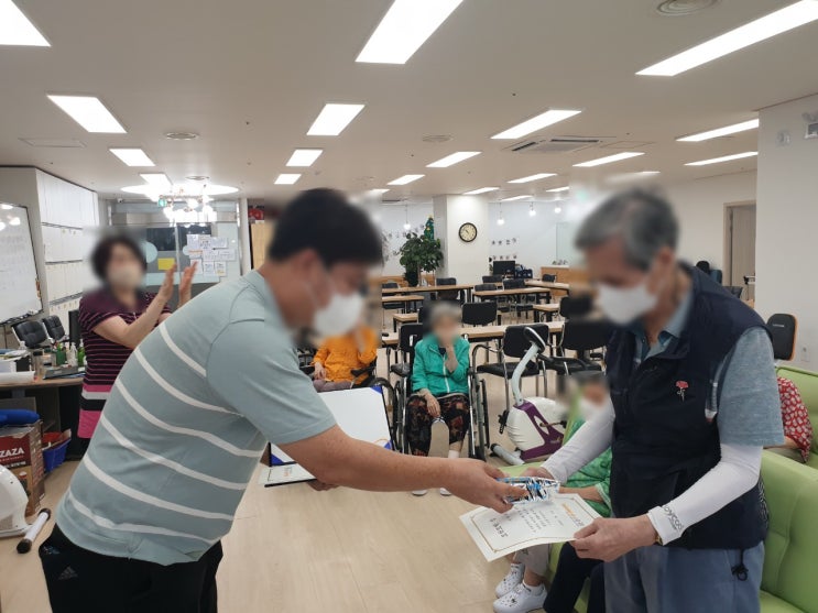 대전노인주간보호센터인 대전 중구 데이케어센터는 7월 개근상 수여식이 있었습니다~ 대전노인요양등급 대전장기요양 네이버 블로그