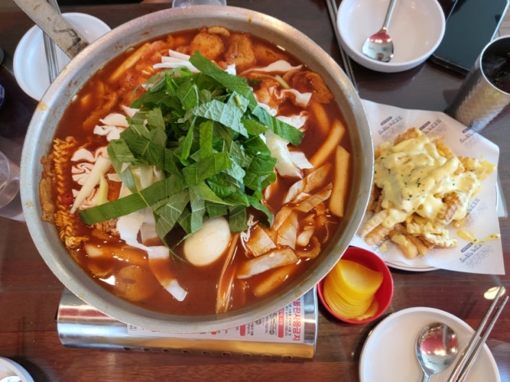 서울 합정역 유명한 즉석떡볶이 맛집 또보겠지 떡볶이집 호호피크닉점 떡볶이 버터갈릭 감자튀김 마무리 볶음밥까지